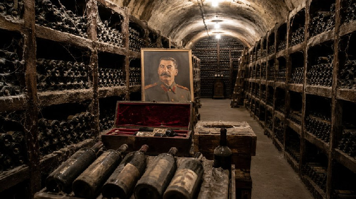 Adega de Stalin é aberta e revela tesouro de valor incalculável ...